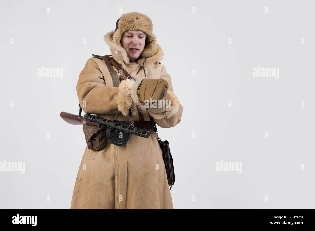 Ww2 soldier winter coat snow hi-res stock photography and images - Alamy