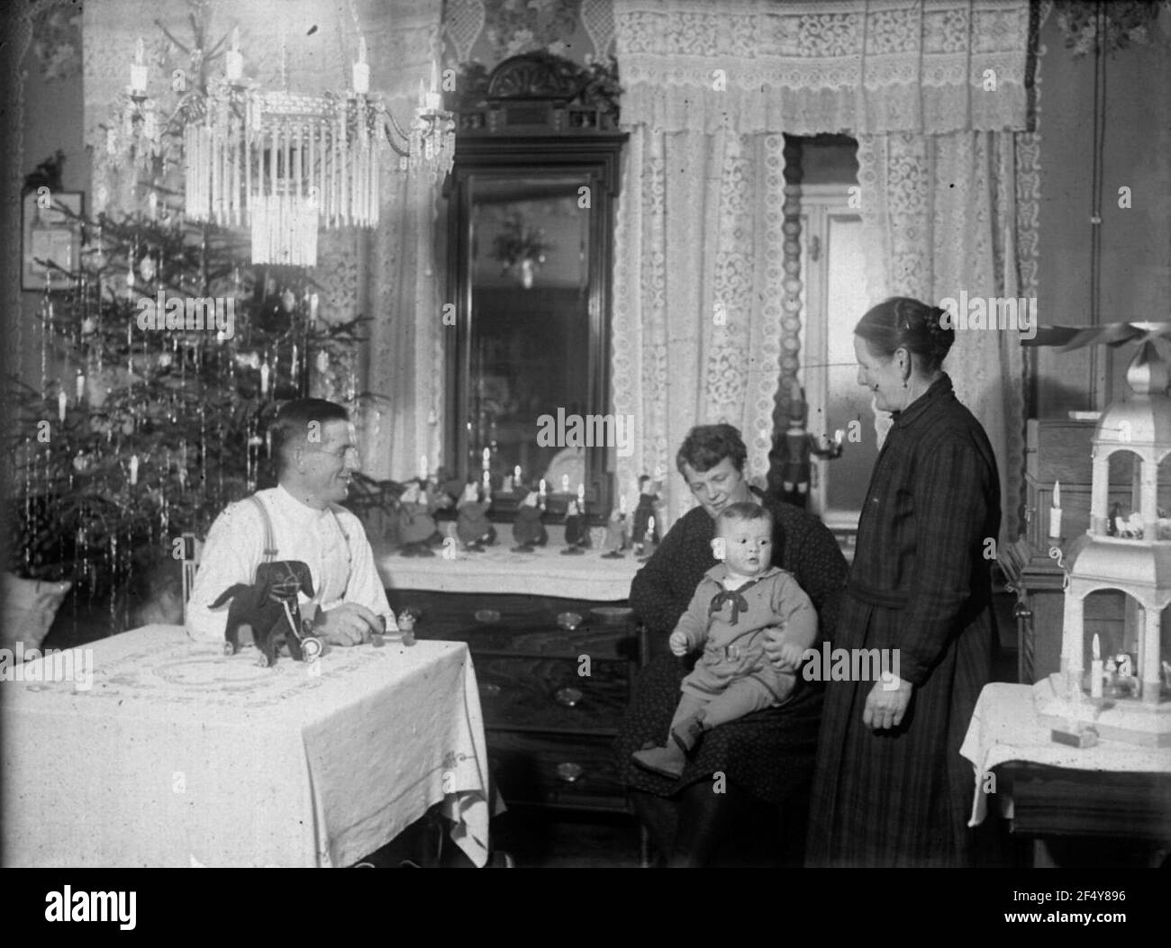 Early 1900s family christmas hi-res stock photography and images - Alamy