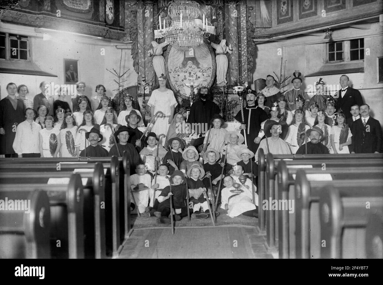 Church members gathering hi-res stock photography and images - Alamy