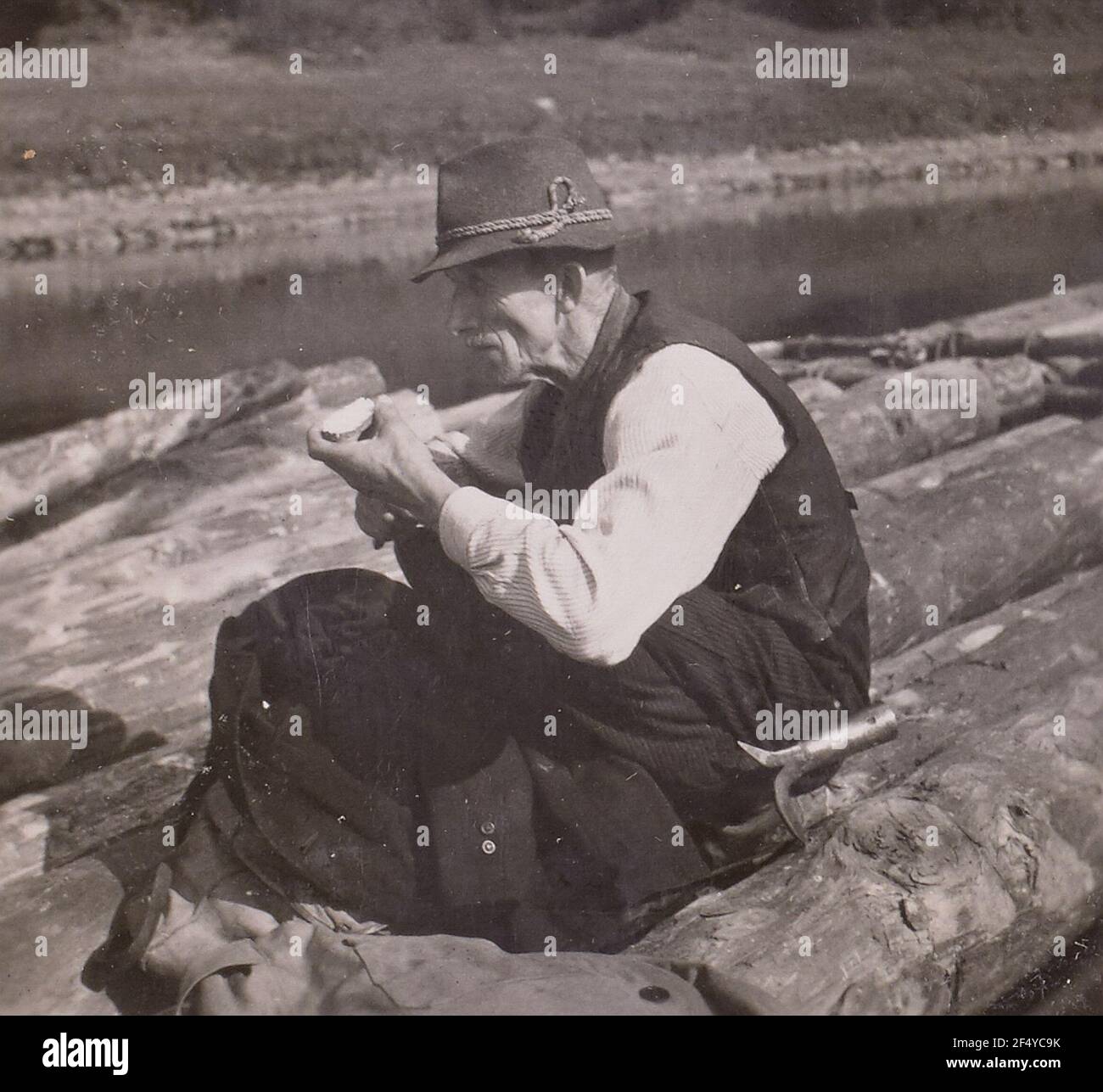 Floating raft. Rafter at the meal Stock Photo - Alamy