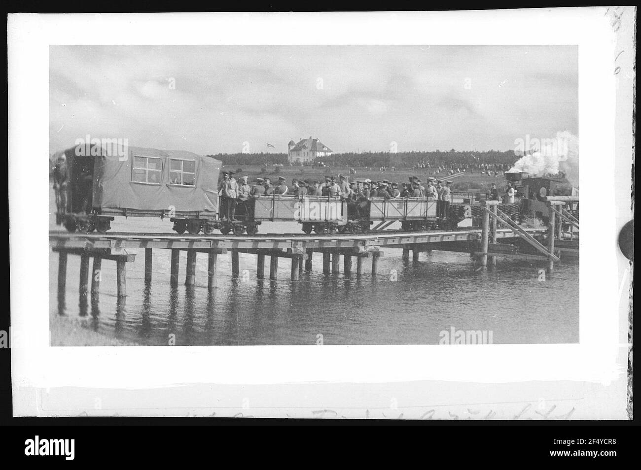 Ponton bridge hi-res stock photography and images - Alamy