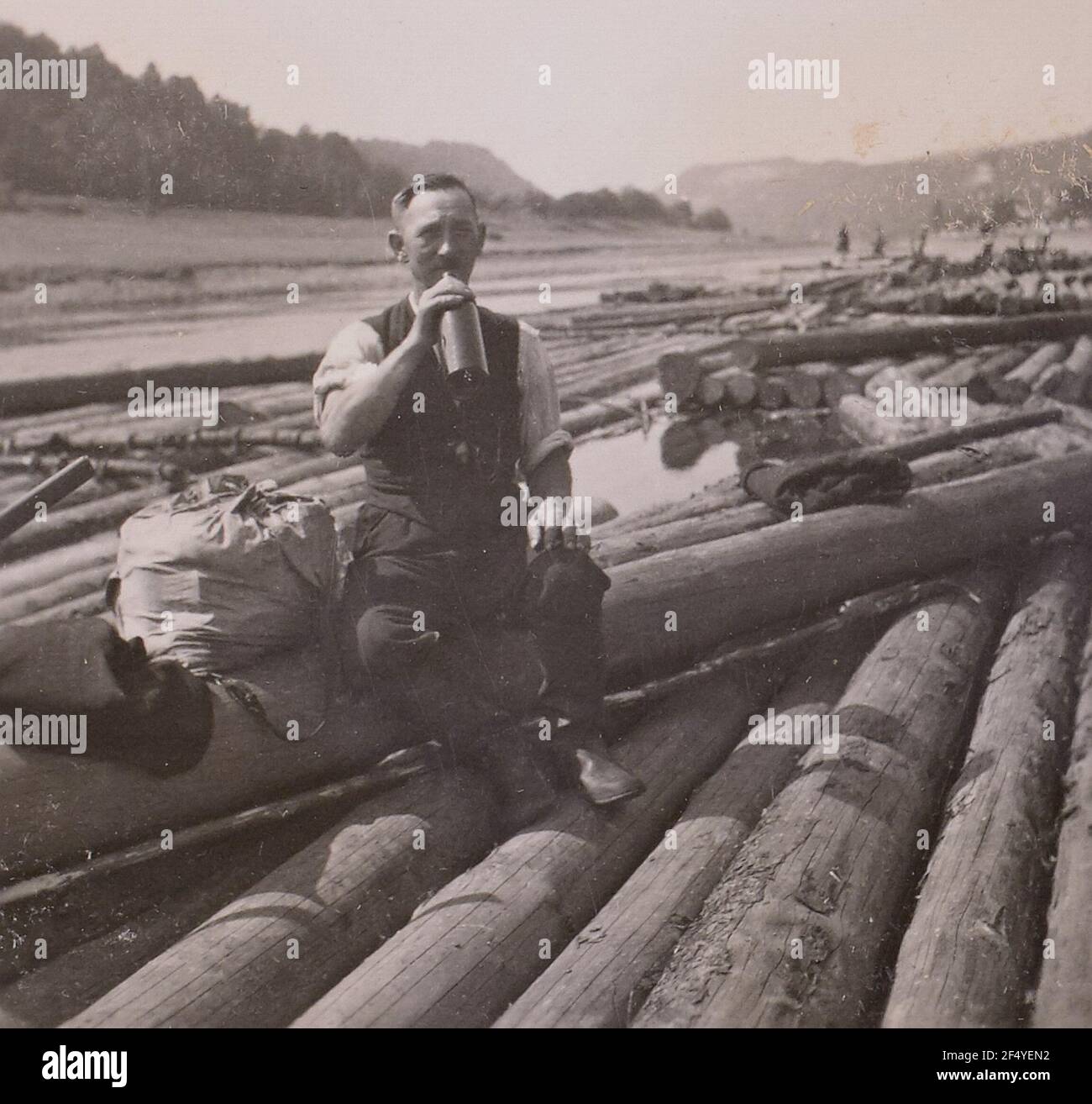Floating raft. Rafter at the meal Stock Photo - Alamy