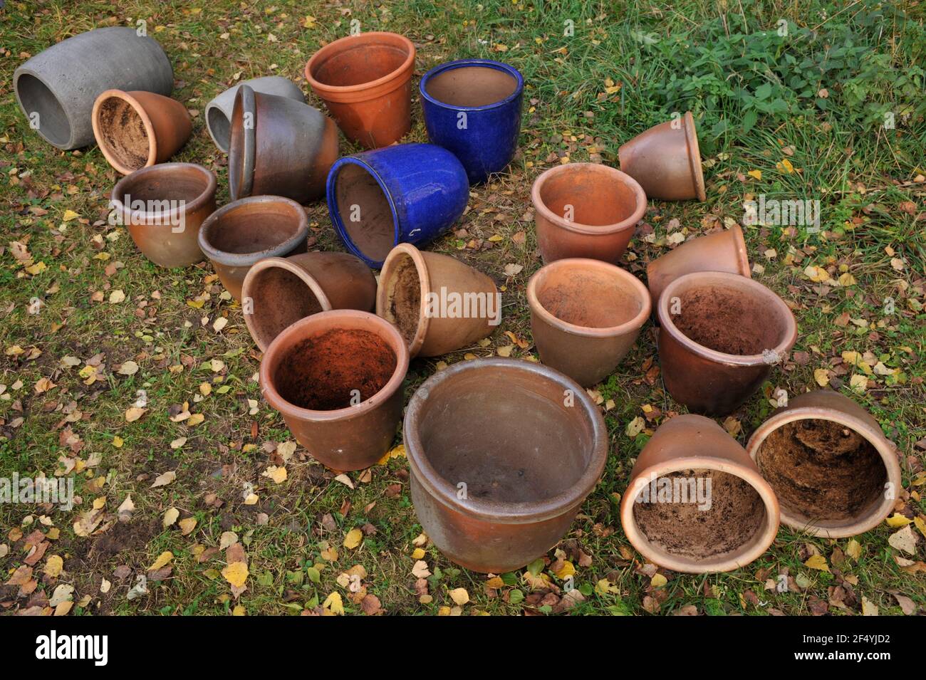 Empty garden pots hi-res stock photography and images - Alamy