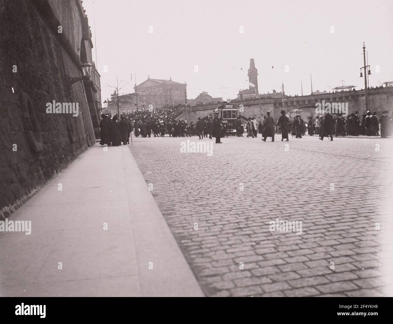 Dresden. Elbehochwasser March 1915. Peneer collection on the terrace ...