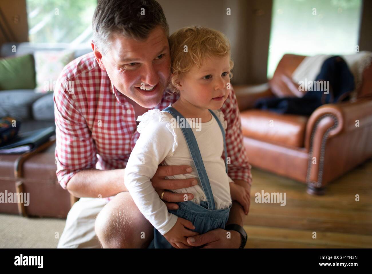 Father hugging daughter hi-res stock photography and images - Alamy