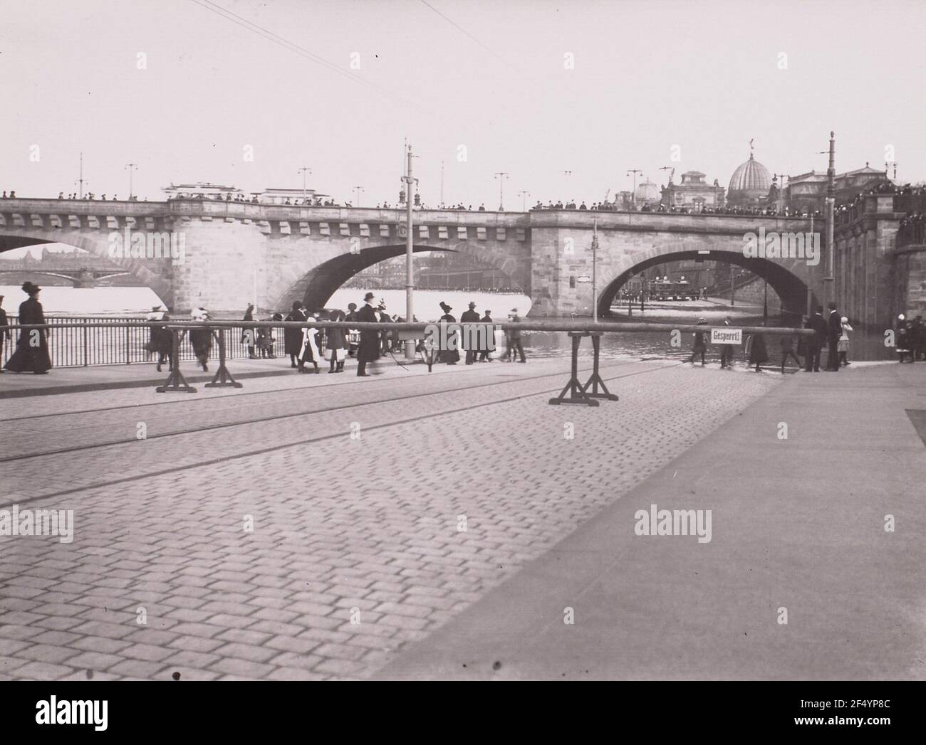 Dresden. Elbehochwasser March 1915. View from the new terrace against ...