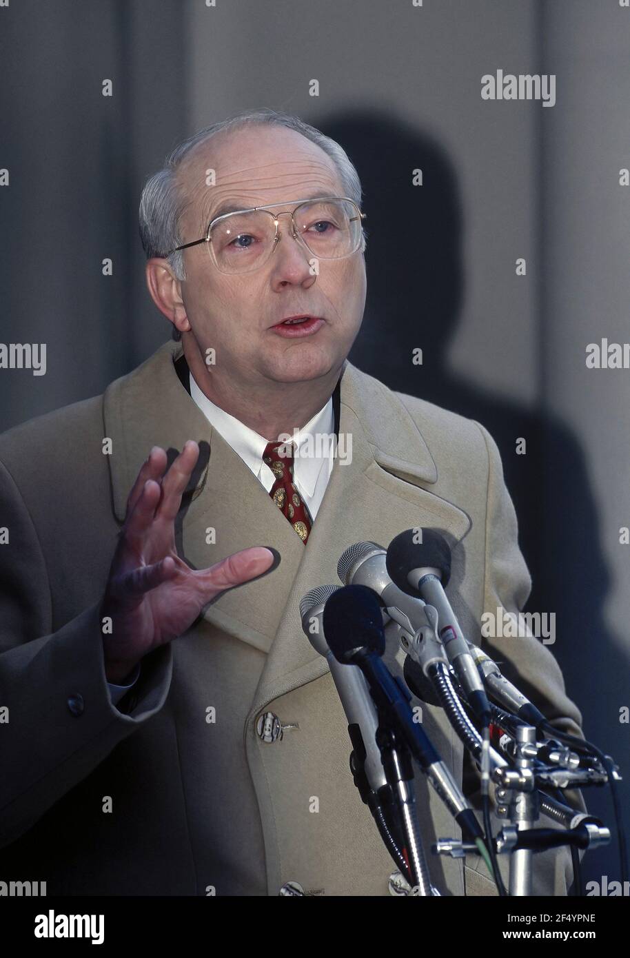 Washington, DC. USA, February 4, 1996 Presidential hopeful Senator Phil ...