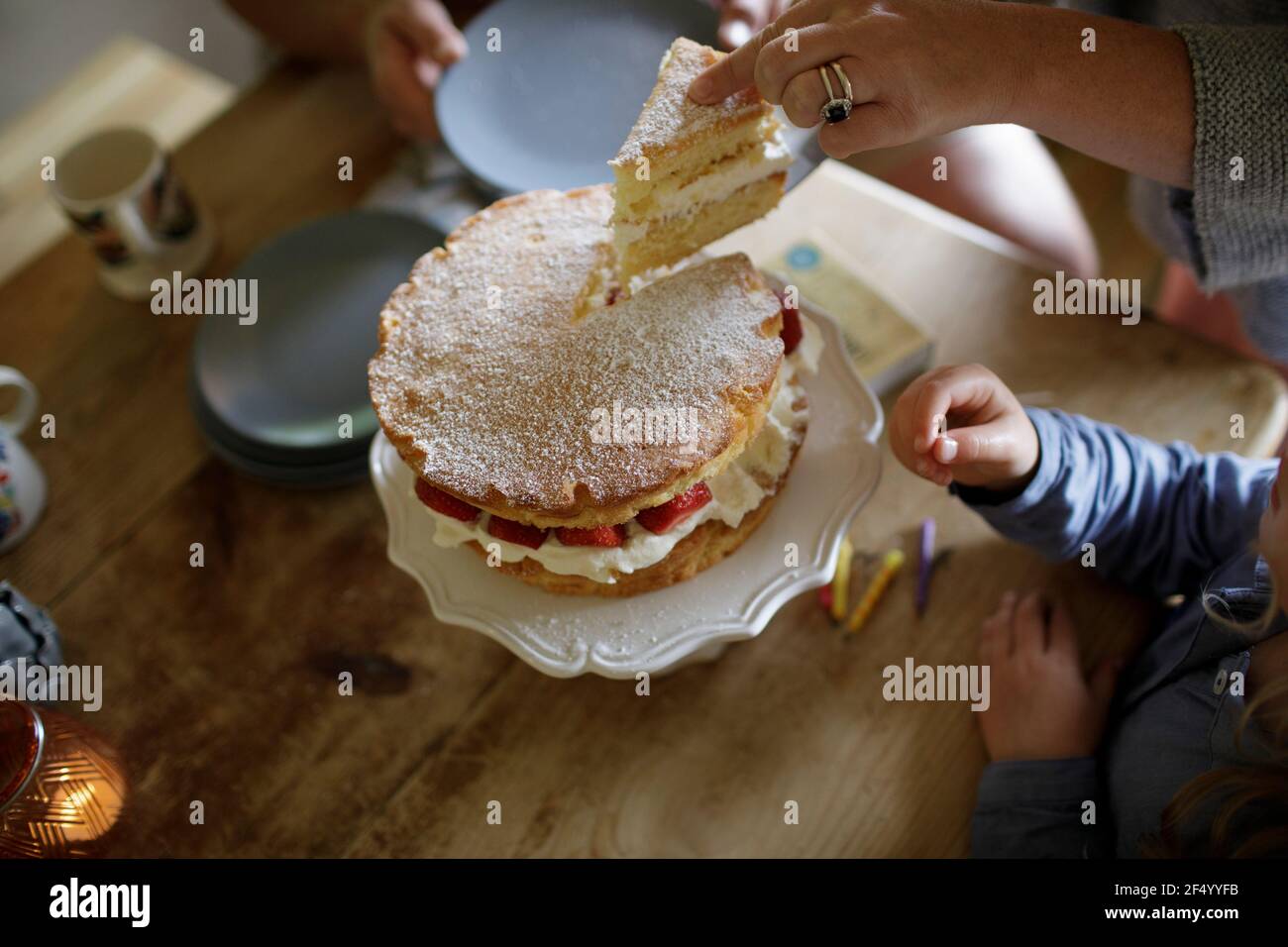 Hand serving cake hi-res stock photography and images - Alamy
