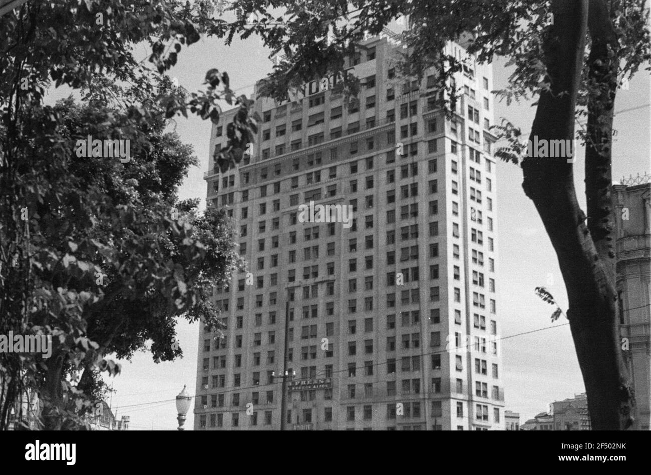 Night time architecture Black and White Stock Photos & Images - Alamy