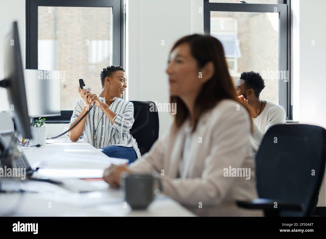 Talking in open plan office hi-res stock photography and images - Alamy