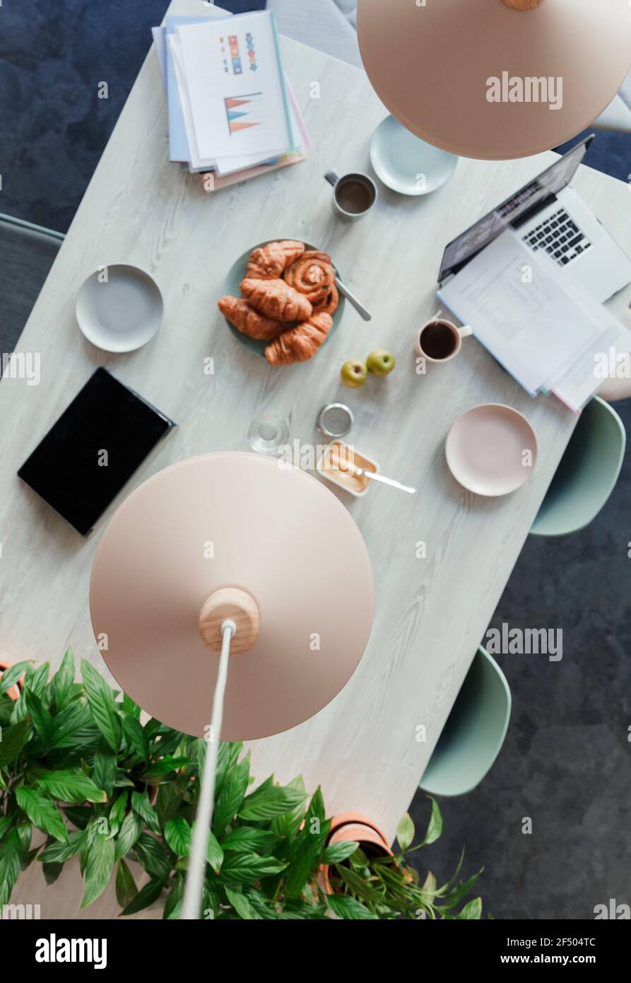 Conference table above view hi-res stock photography and images - Alamy