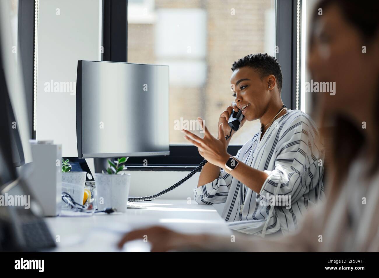 Talk with computer hi-res stock photography and images - Alamy