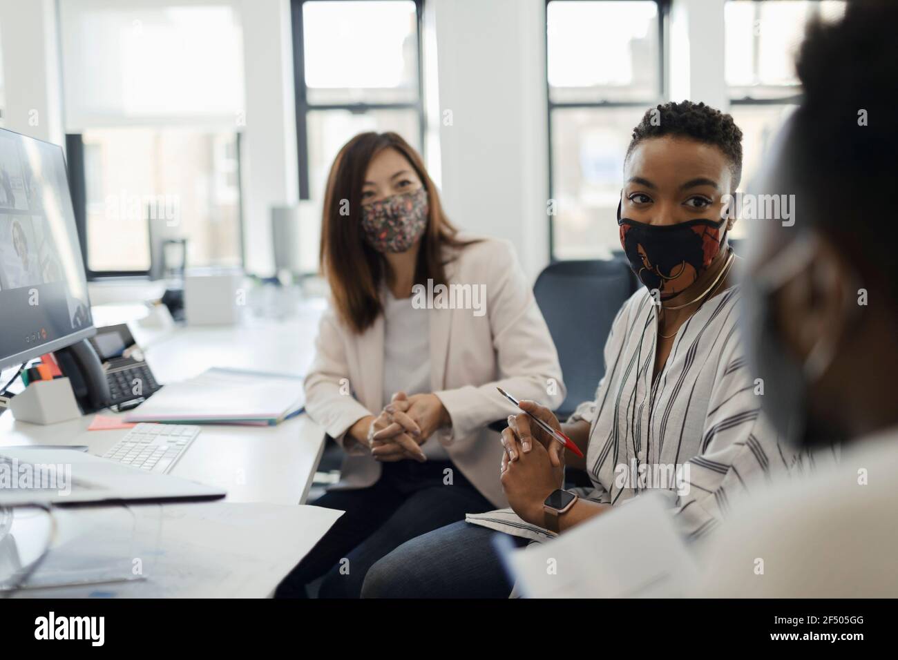 Business people in face masks talking in office meeting Stock Photo - Alamy