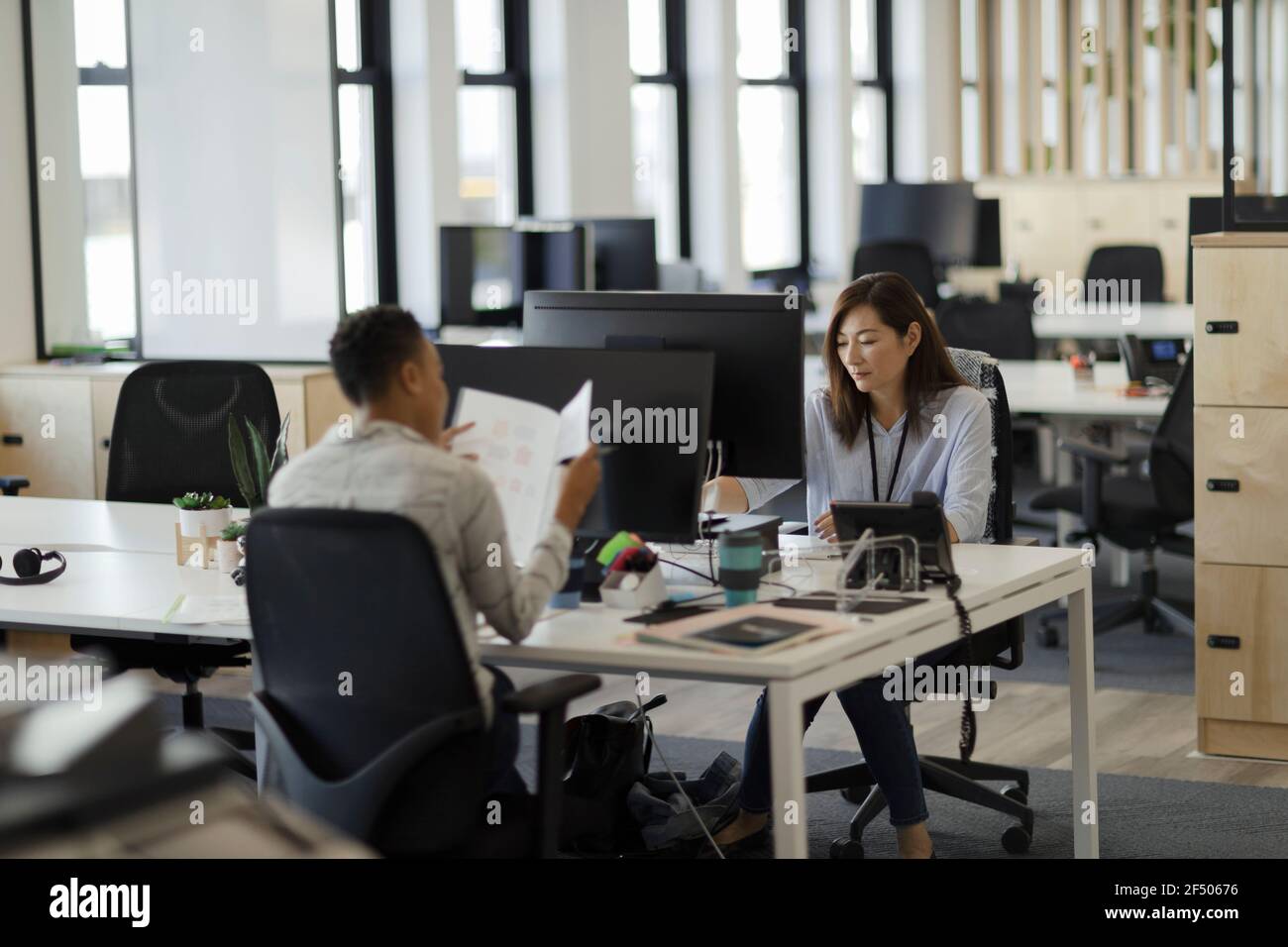 Open plan work office hi-res stock photography and images - Alamy