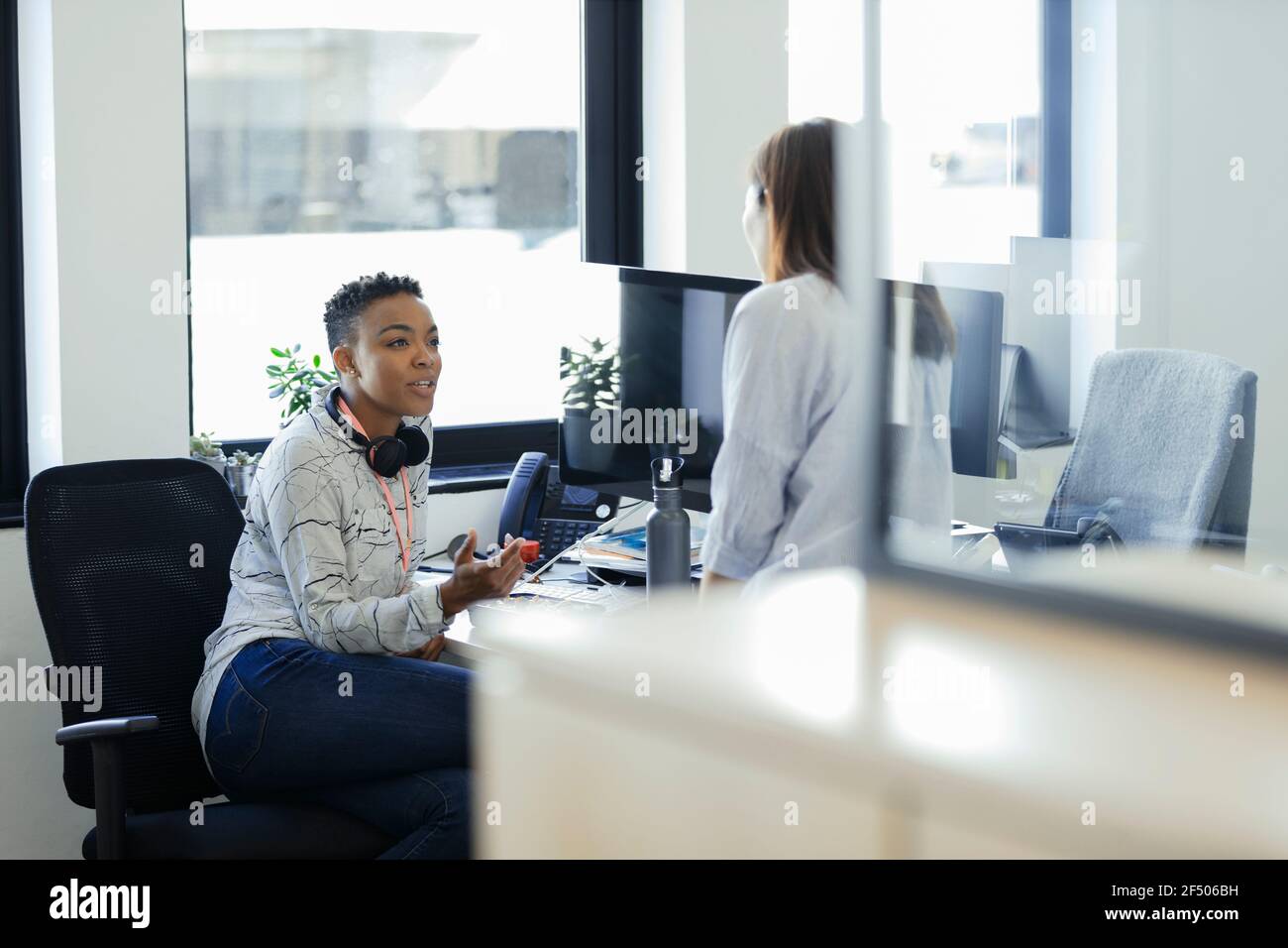 Talk with computer hi-res stock photography and images - Alamy