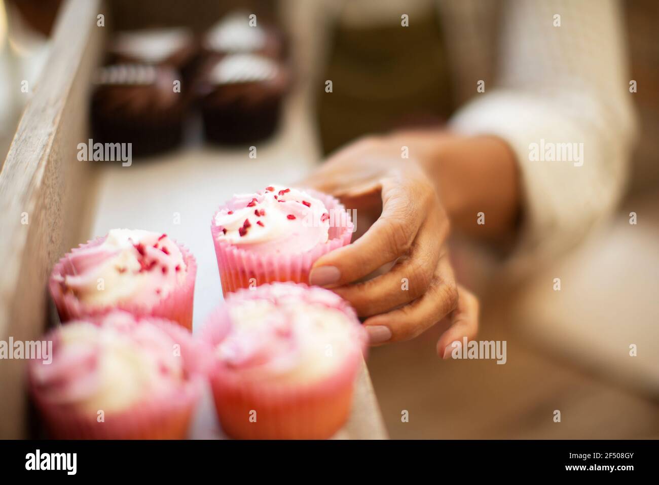 Cupcake display hand hi-res stock photography and images - Alamy