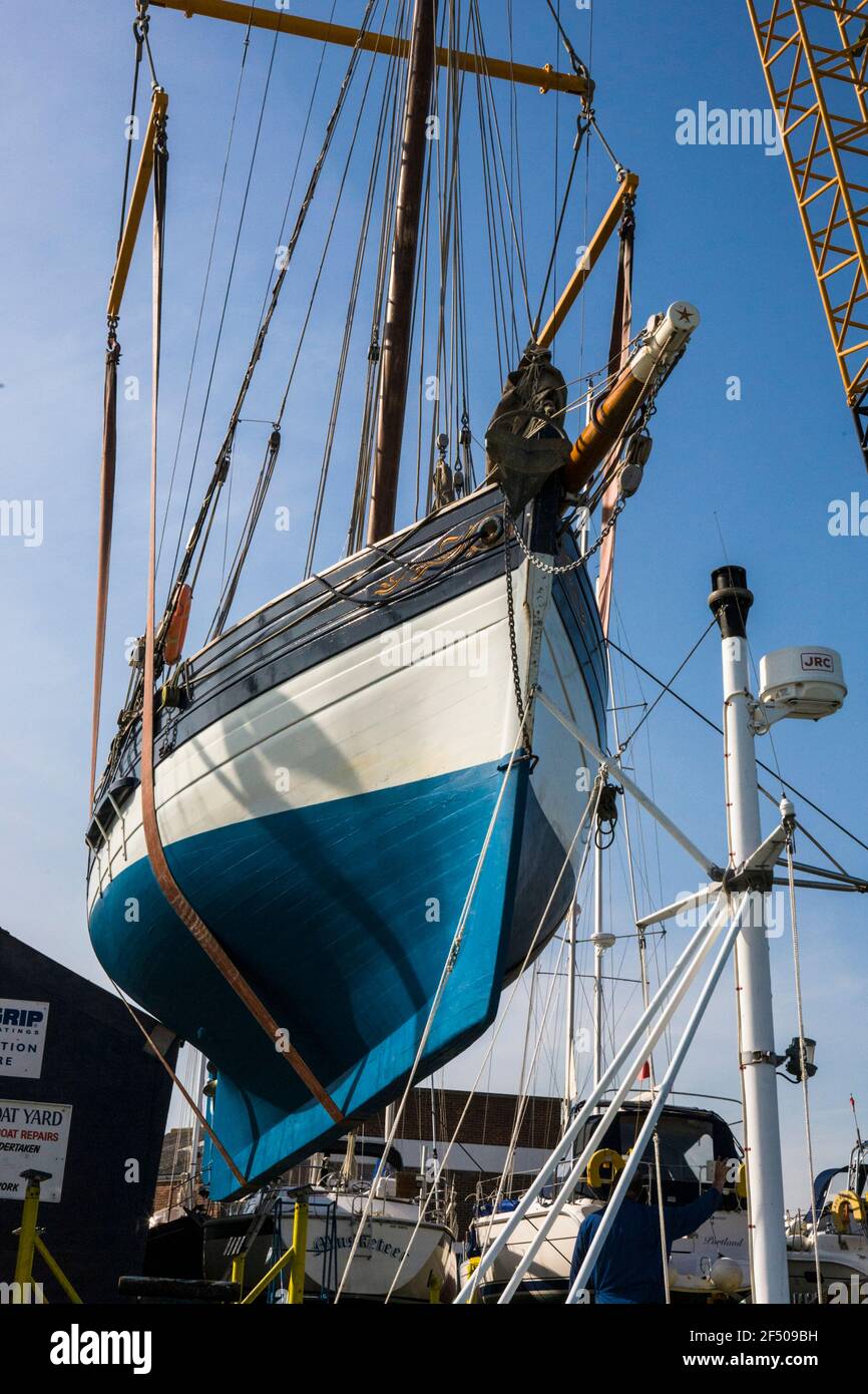 Boatyard crane hi-res stock photography and images - Alamy