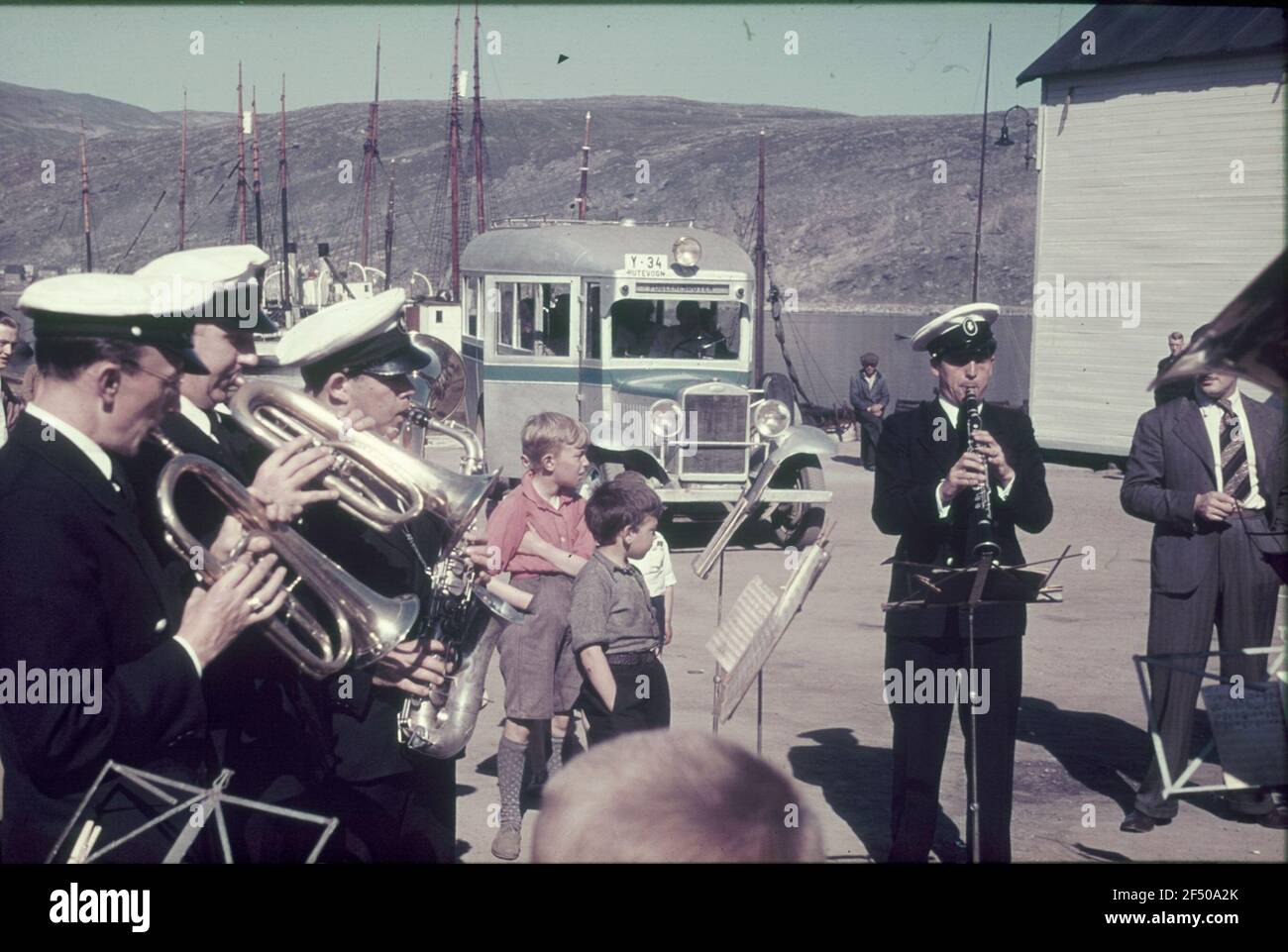 Travel photos Norway. Landing. Blaskapelle in front of a bus (Rutevogn ...