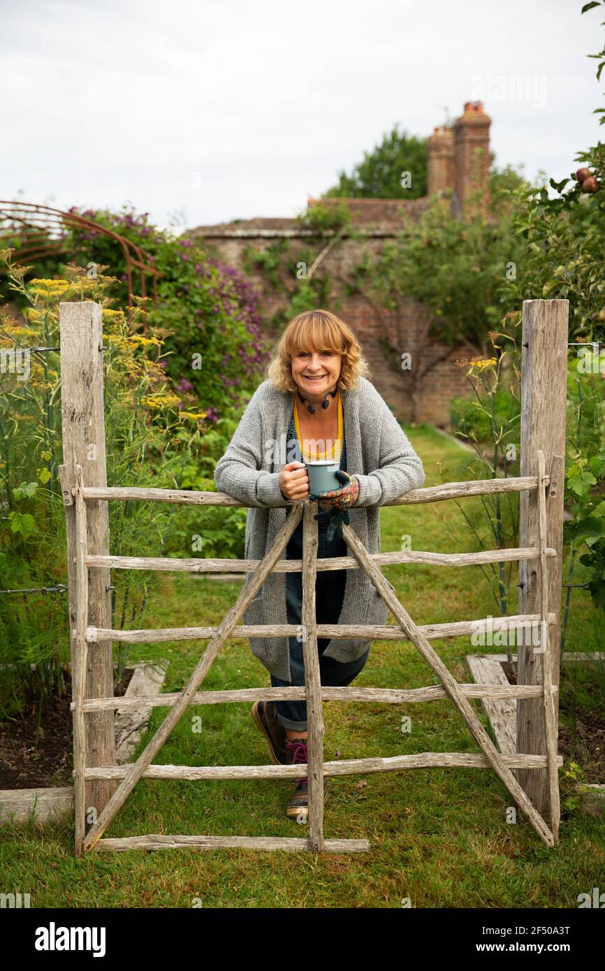 Woman in cottage garden gate hi-res stock photography and images - Alamy