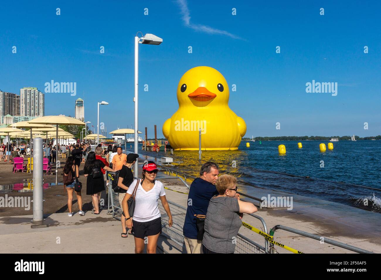 Giant inflatable rubber duck hi-res stock photography and images - Alamy