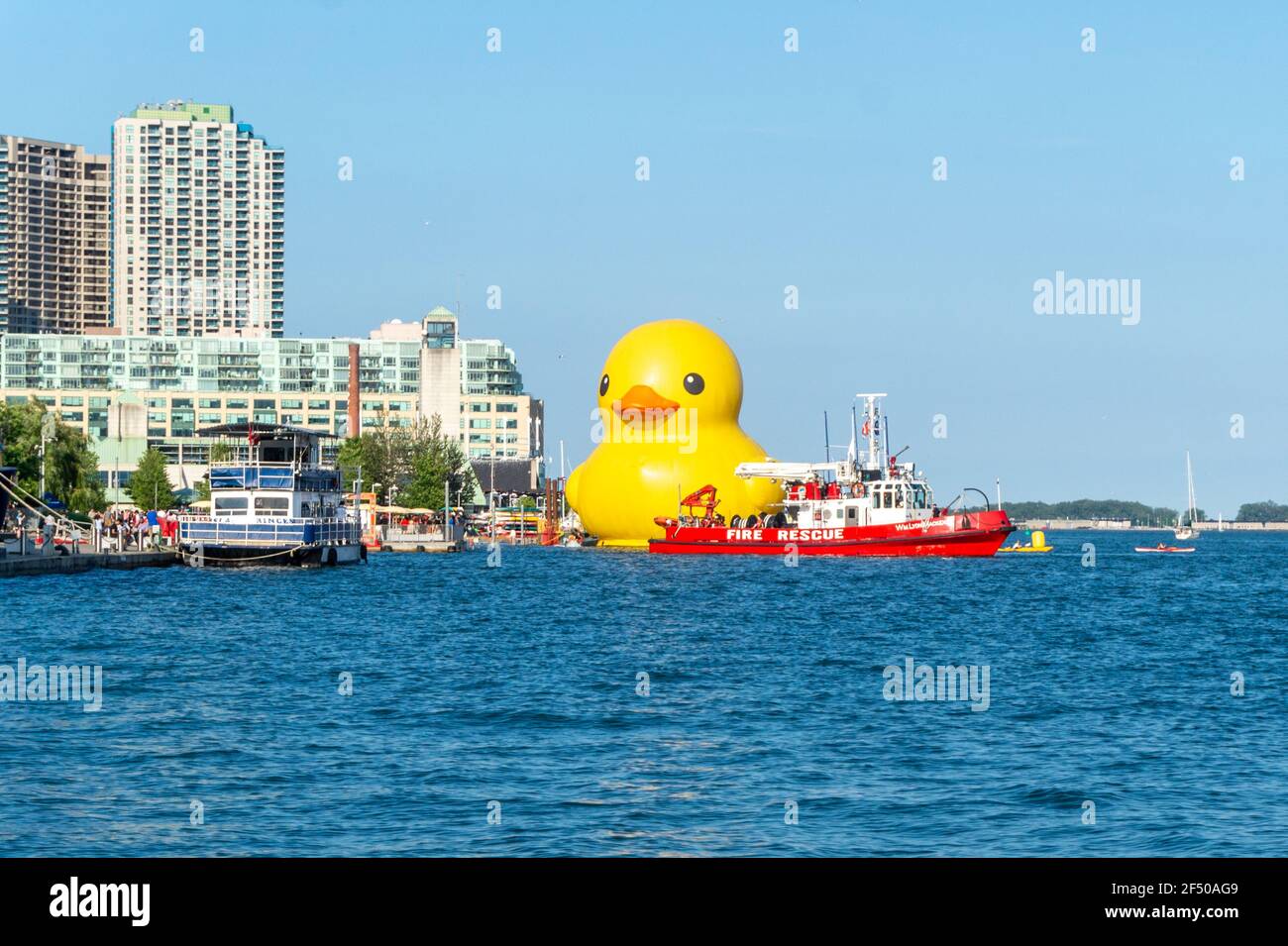 Giant rubber duck toronto hi-res stock photography and images - Alamy