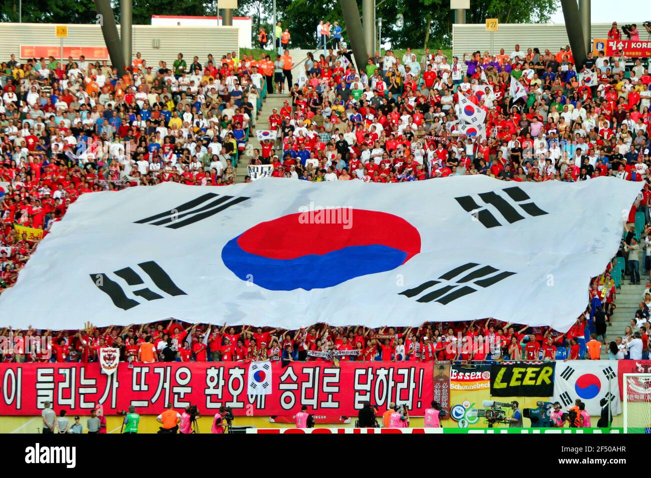 Korean soccer fans hi-res stock photography and images - Alamy