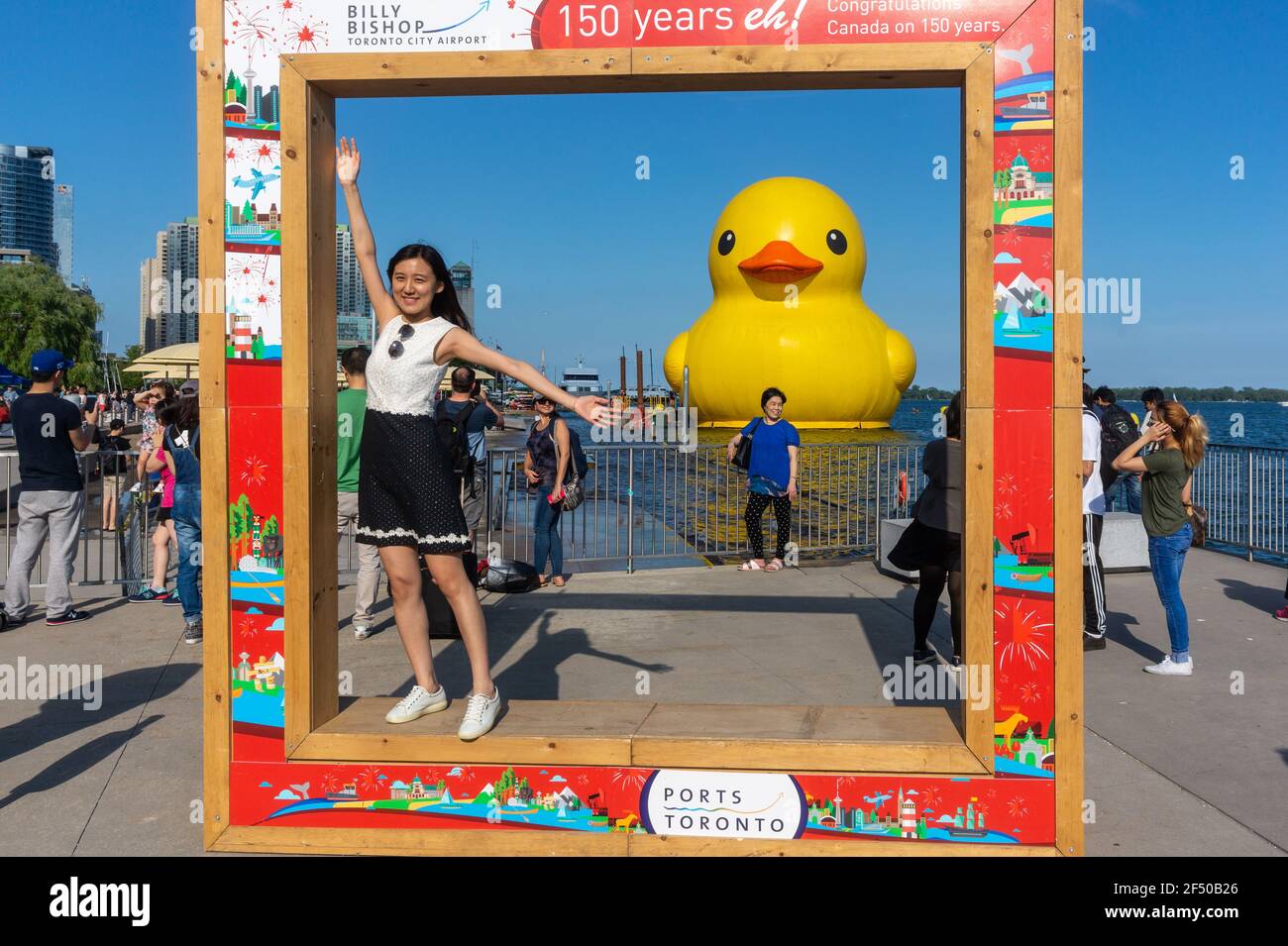 Giant rubber duck toronto hi-res stock photography and images - Alamy