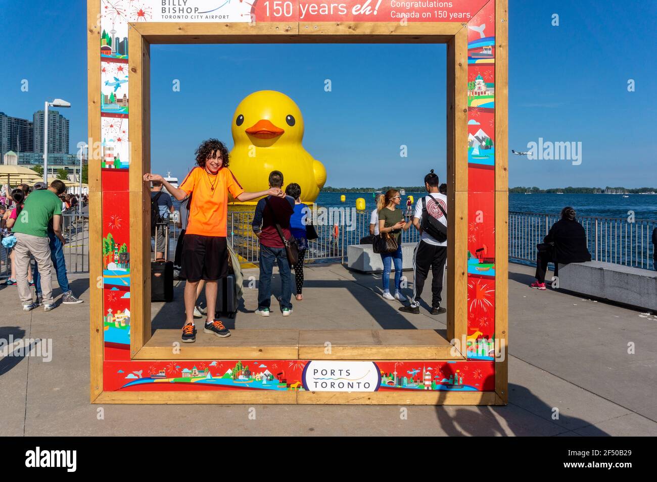 Giant rubber duck toronto hi-res stock photography and images - Alamy