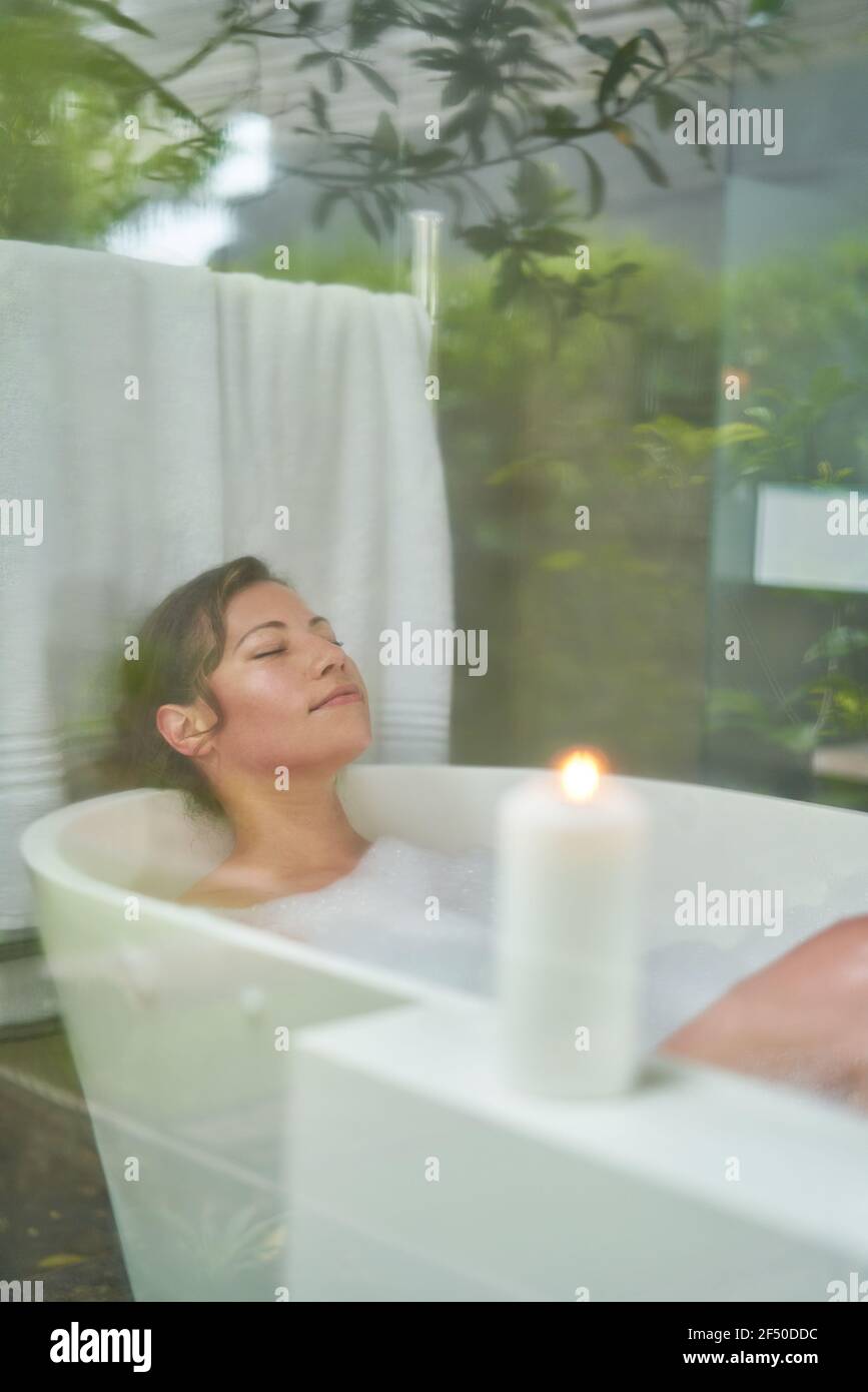 Bubble bath woman hi-res stock photography and images - Alamy