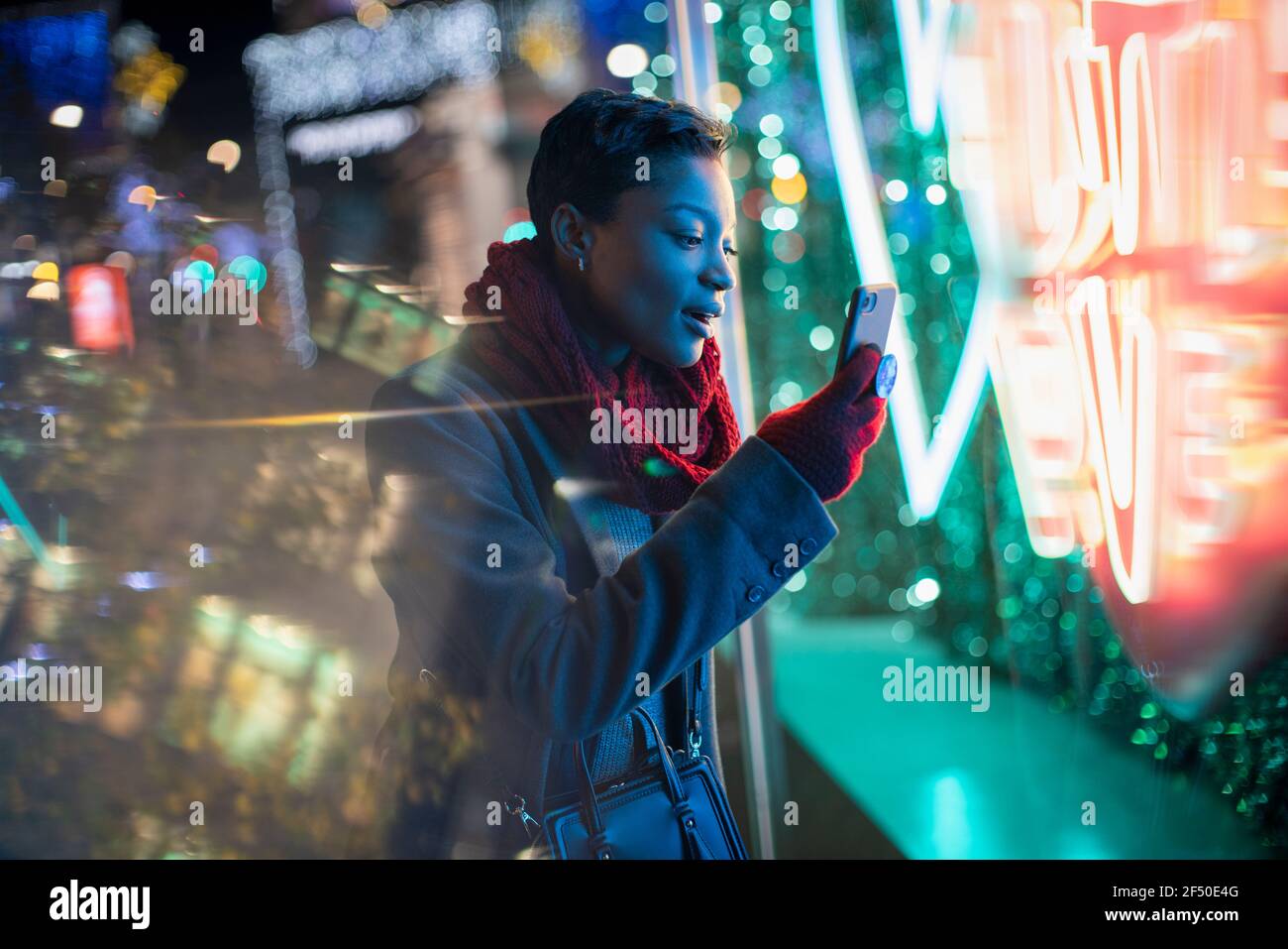 Night storefront hi-res stock photography and images - Alamy