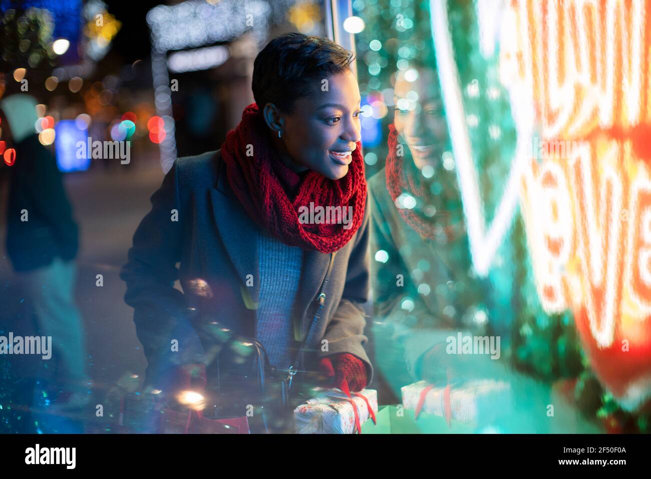 Night storefront hi-res stock photography and images - Alamy