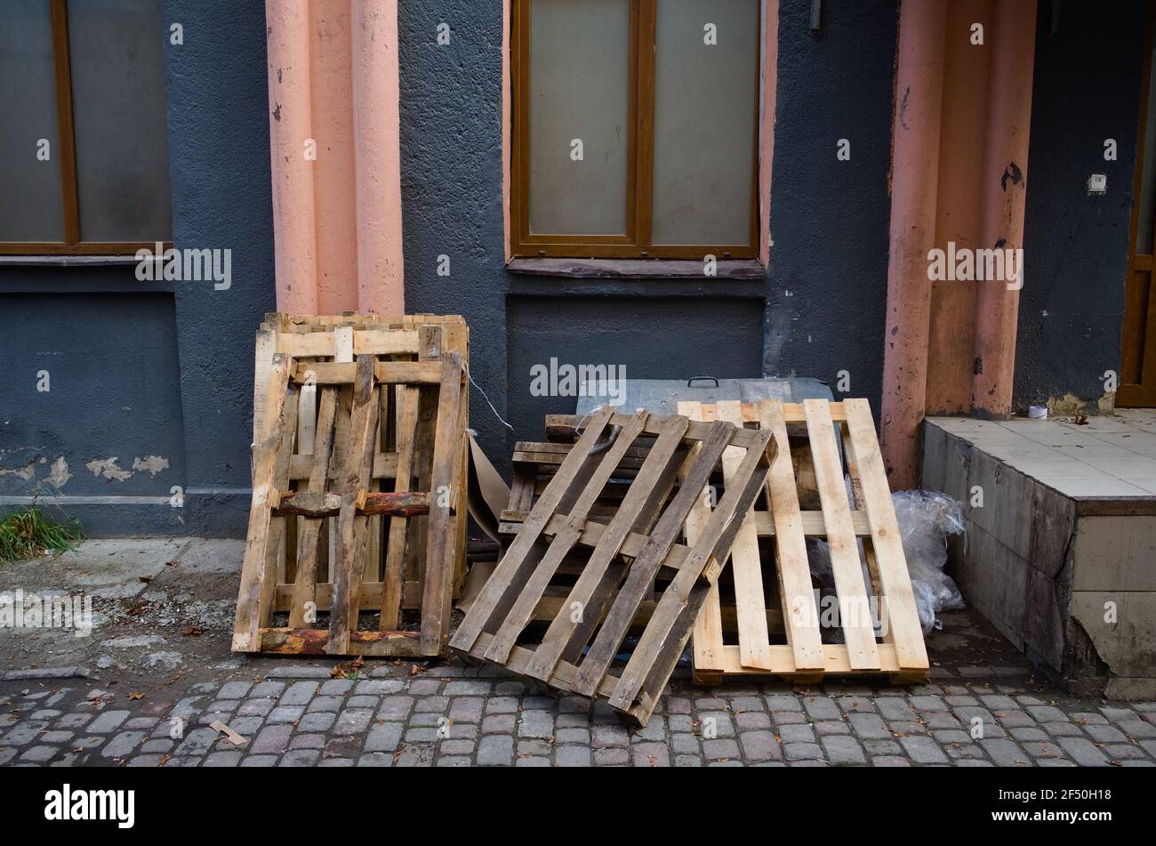 Abandoned pallet hi-res stock photography and images - Alamy
