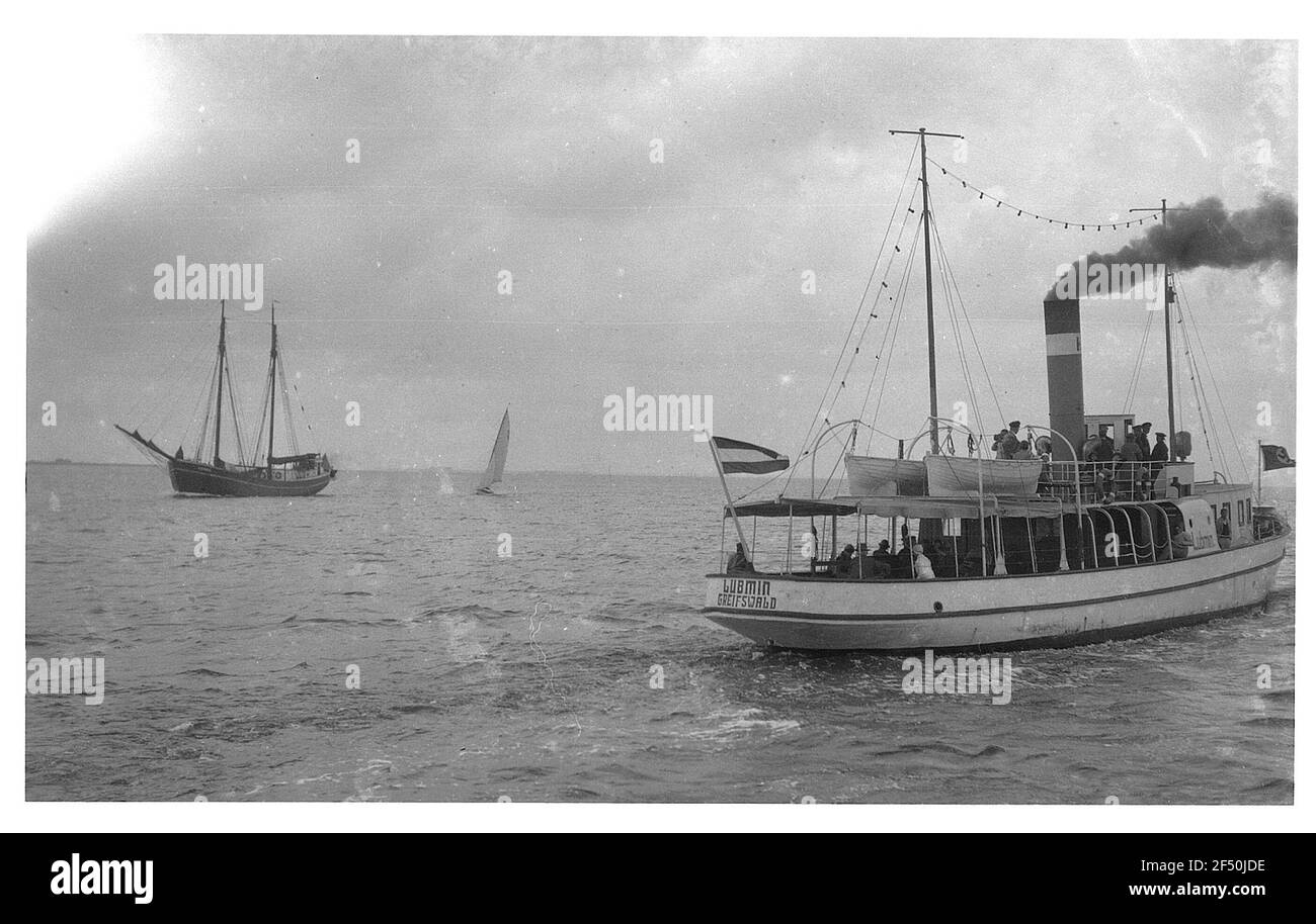 Two mast sailing ship hi-res stock photography and images - Alamy