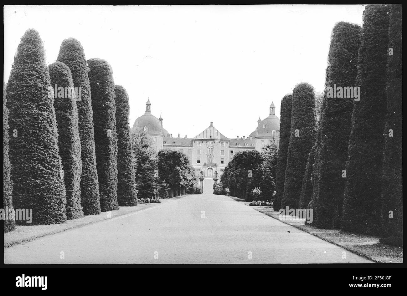 Castle garden and castle. Hunting lodge Stock Photo - Alamy