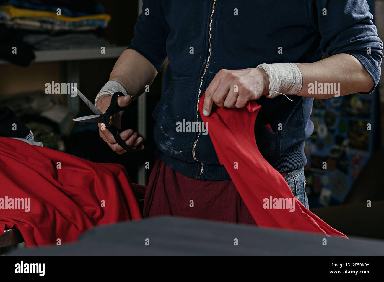 Man cutting cloth factory hi-res stock photography and images - Alamy