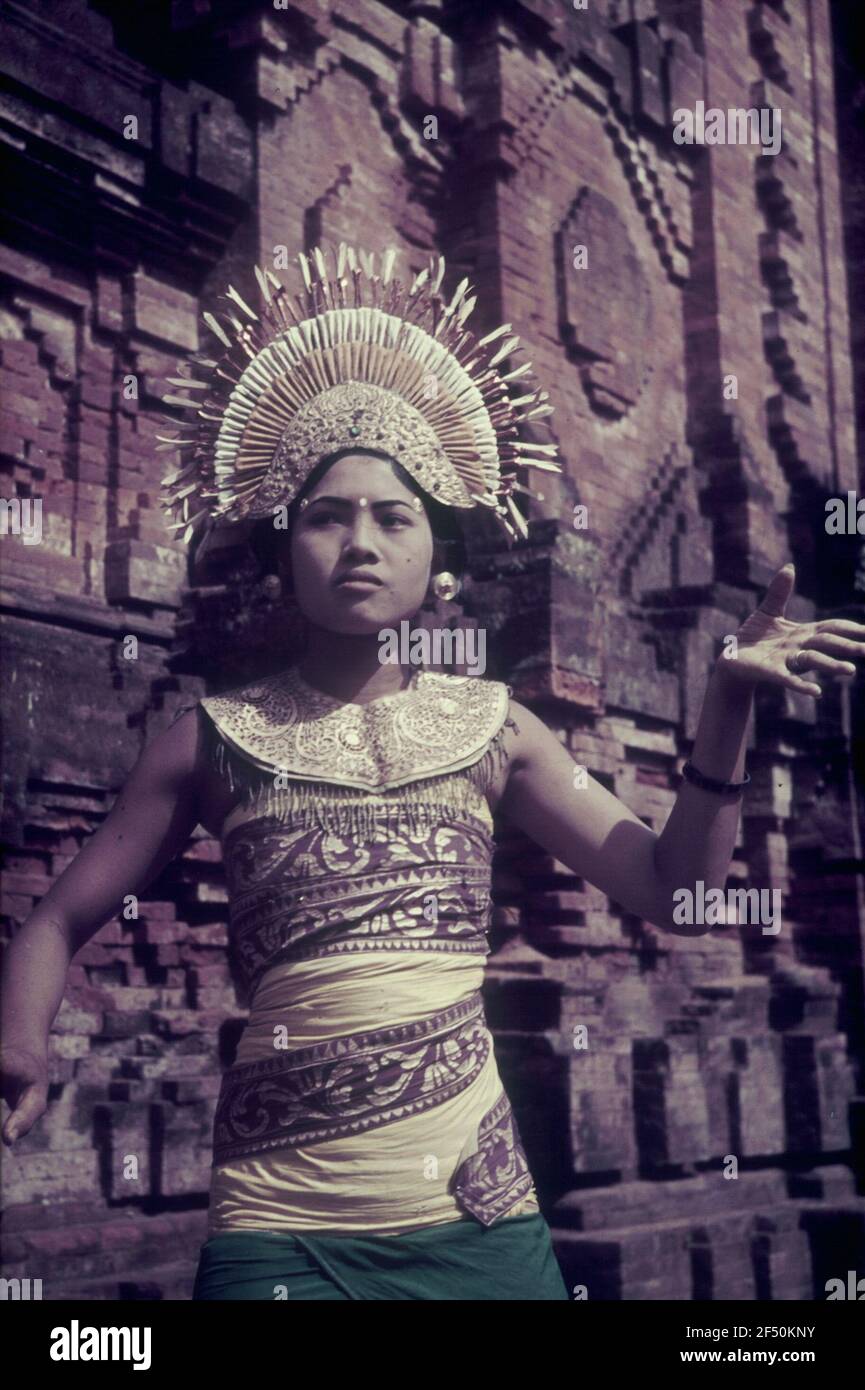 Travel photos Asia. Temple dancer Stock Photo - Alamy