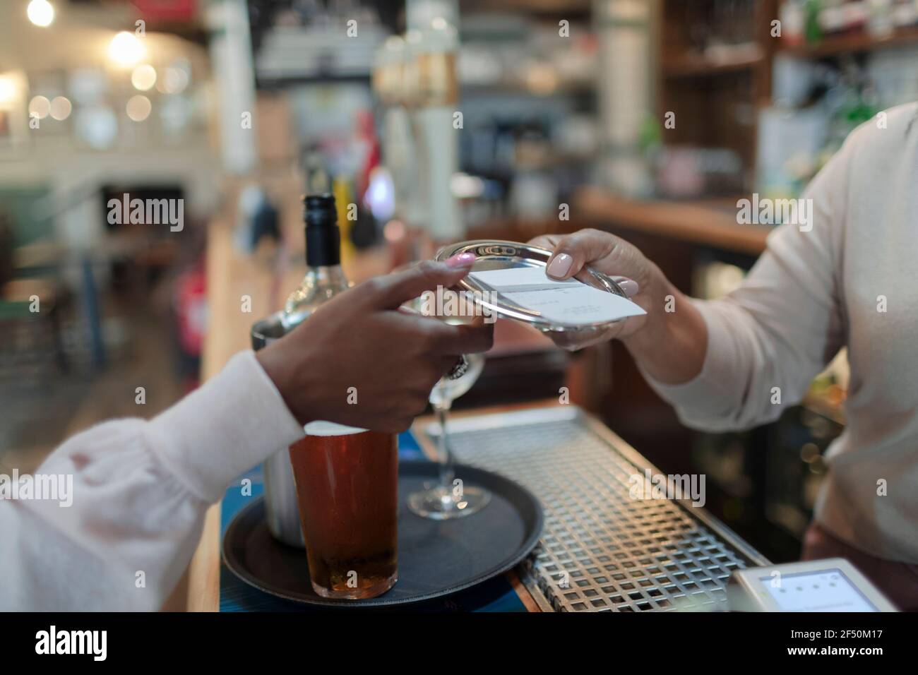 Giving receipt bill hi-res stock photography and images - Alamy