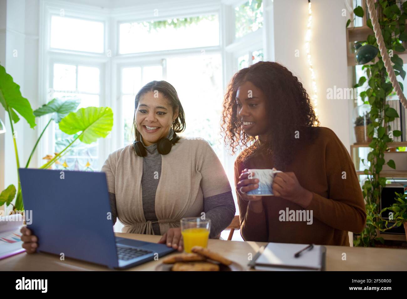 E dining room table hi-res stock photography and images - Alamy