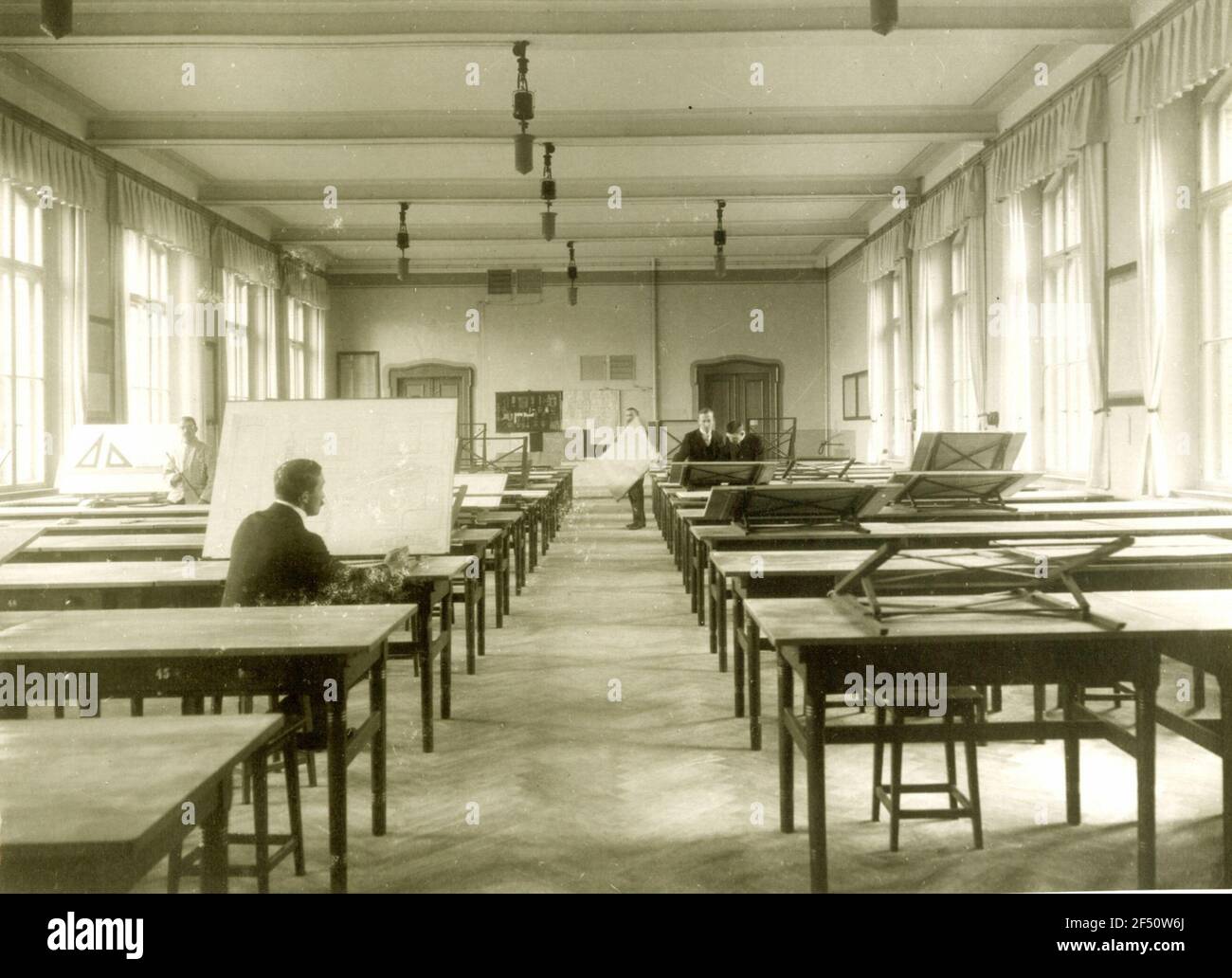 Construction hall on the first floor Construction hall on the first ...