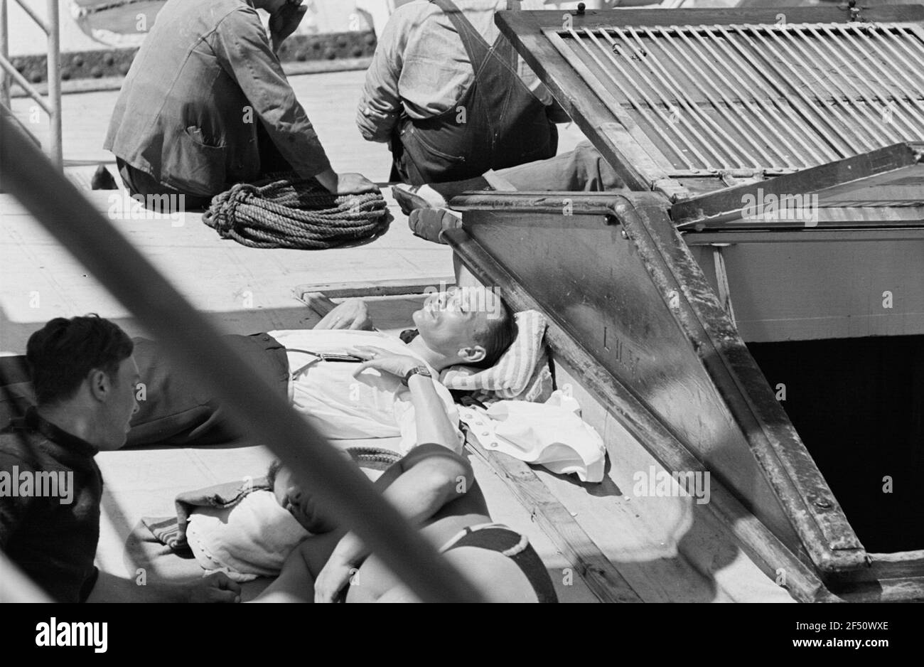 Man sunbathing vintage hi-res stock photography and images - Alamy