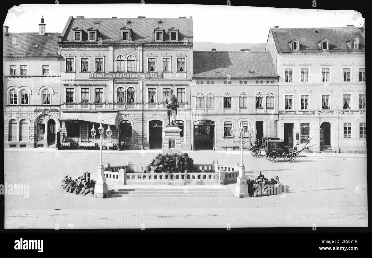 Sebnitz. Market with Bismarckdenkmal and carriages Stock Photo - Alamy