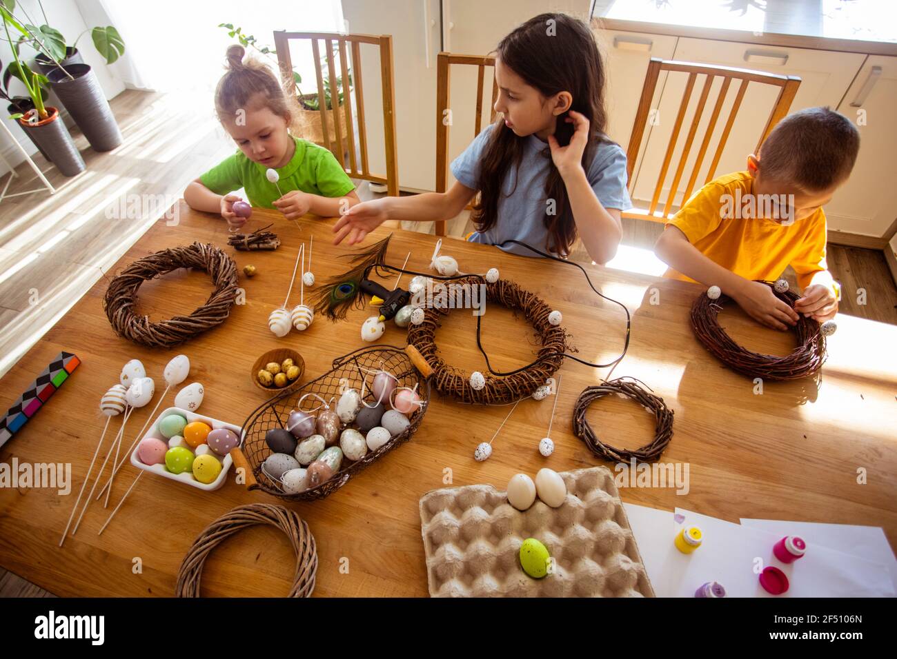 Kids creating hi-res stock photography and images - Alamy