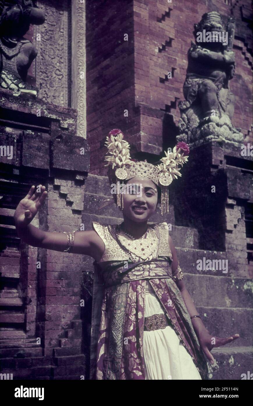 Travel photos Asia. Temple dancer Stock Photo - Alamy