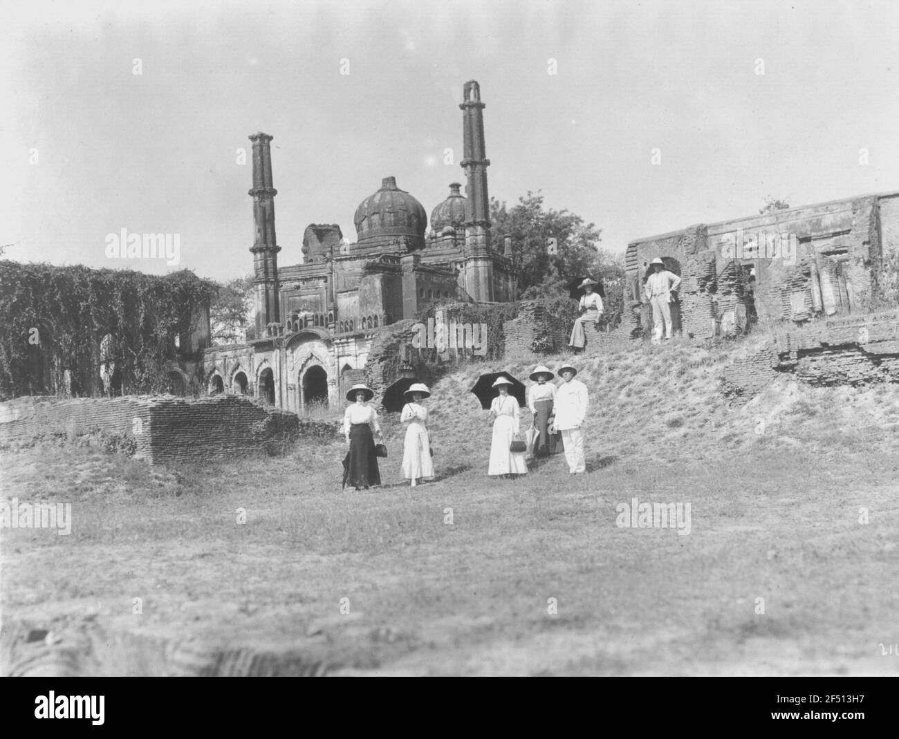 Lucknow (Lakhnau), India. Hapag tourists in front of the ruins of an ...
