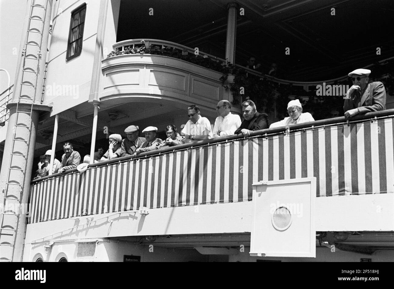 Onboard social life hi-res stock photography and images - Alamy