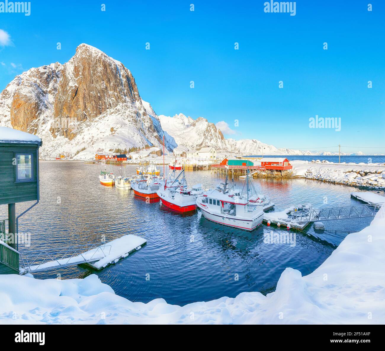 Hamnoy village hi-res stock photography and images - Alamy