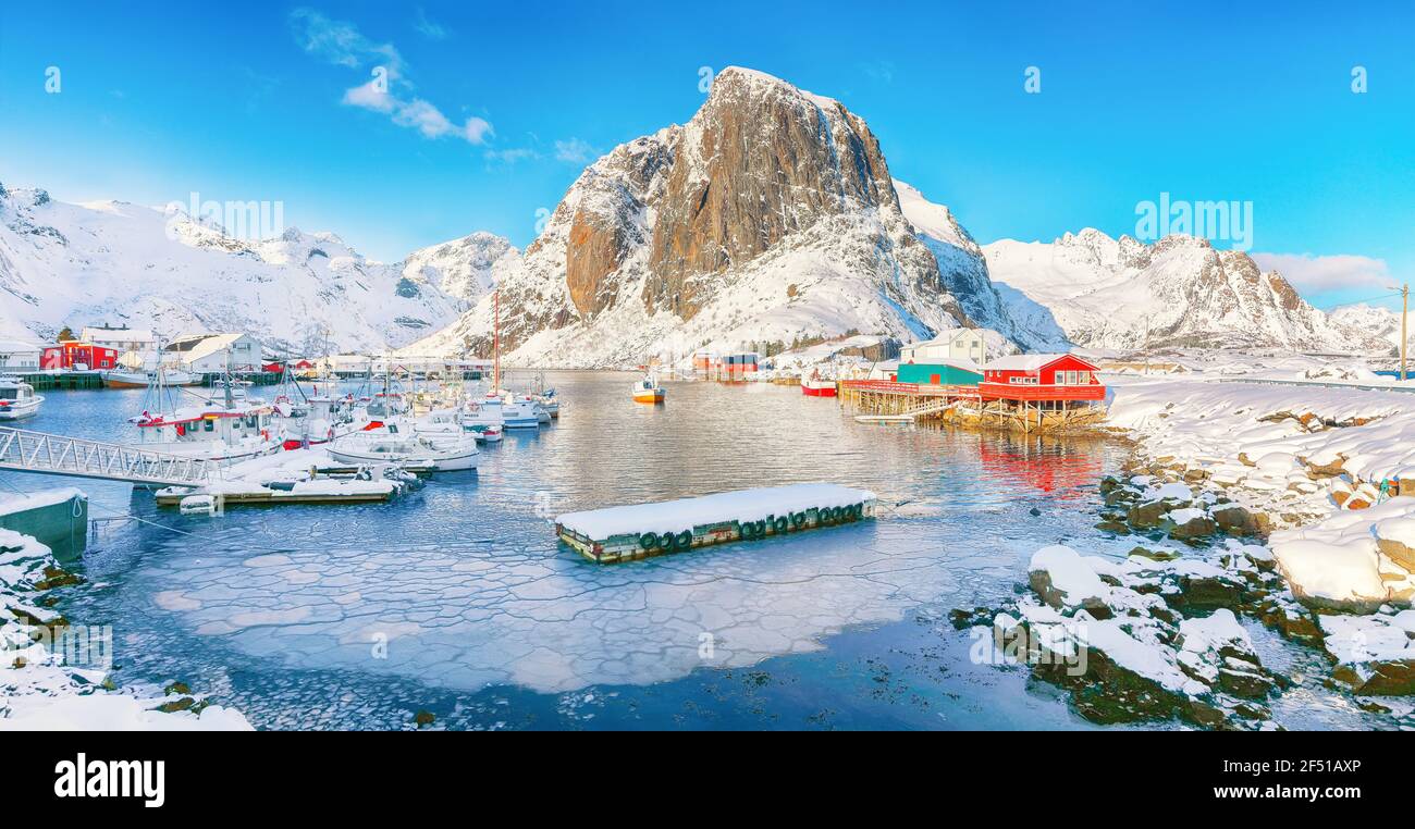 Amazing winter view on Hamnoy village with port and Festhaeltinden ...