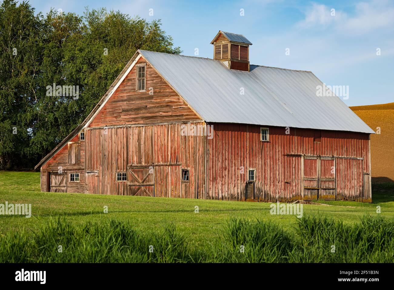 Red wooden barn on a sunny morning in the Palouse Region of Eastern ...