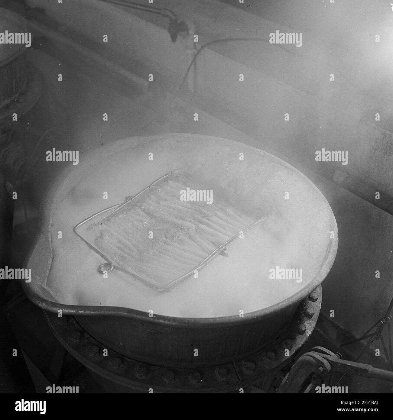 Blanching asparagus hi-res stock photography and images - Alamy