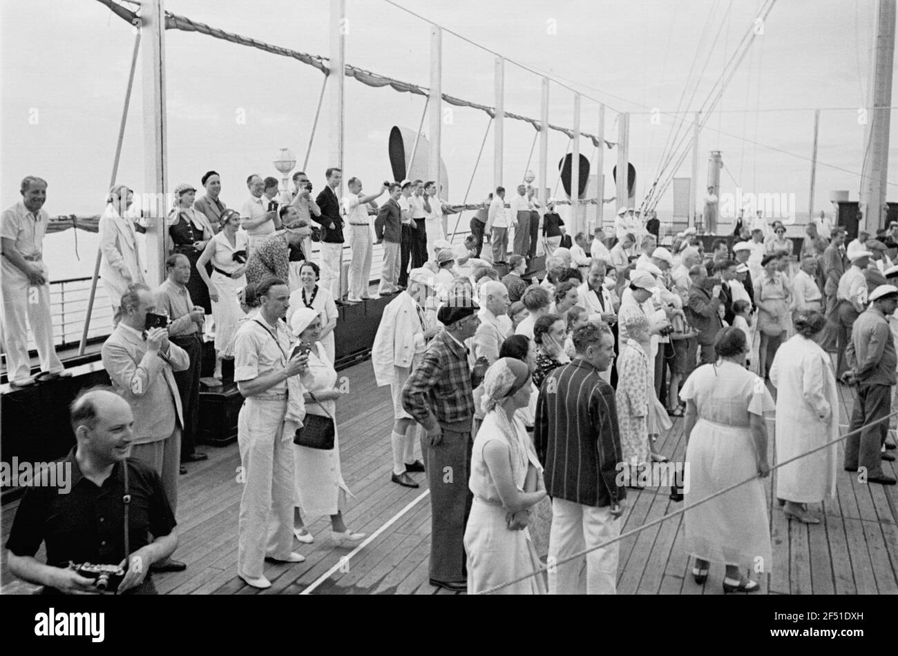 Bordleben Cap Arcona. H.S.D.G. Equator baptism on the passenger ship ...